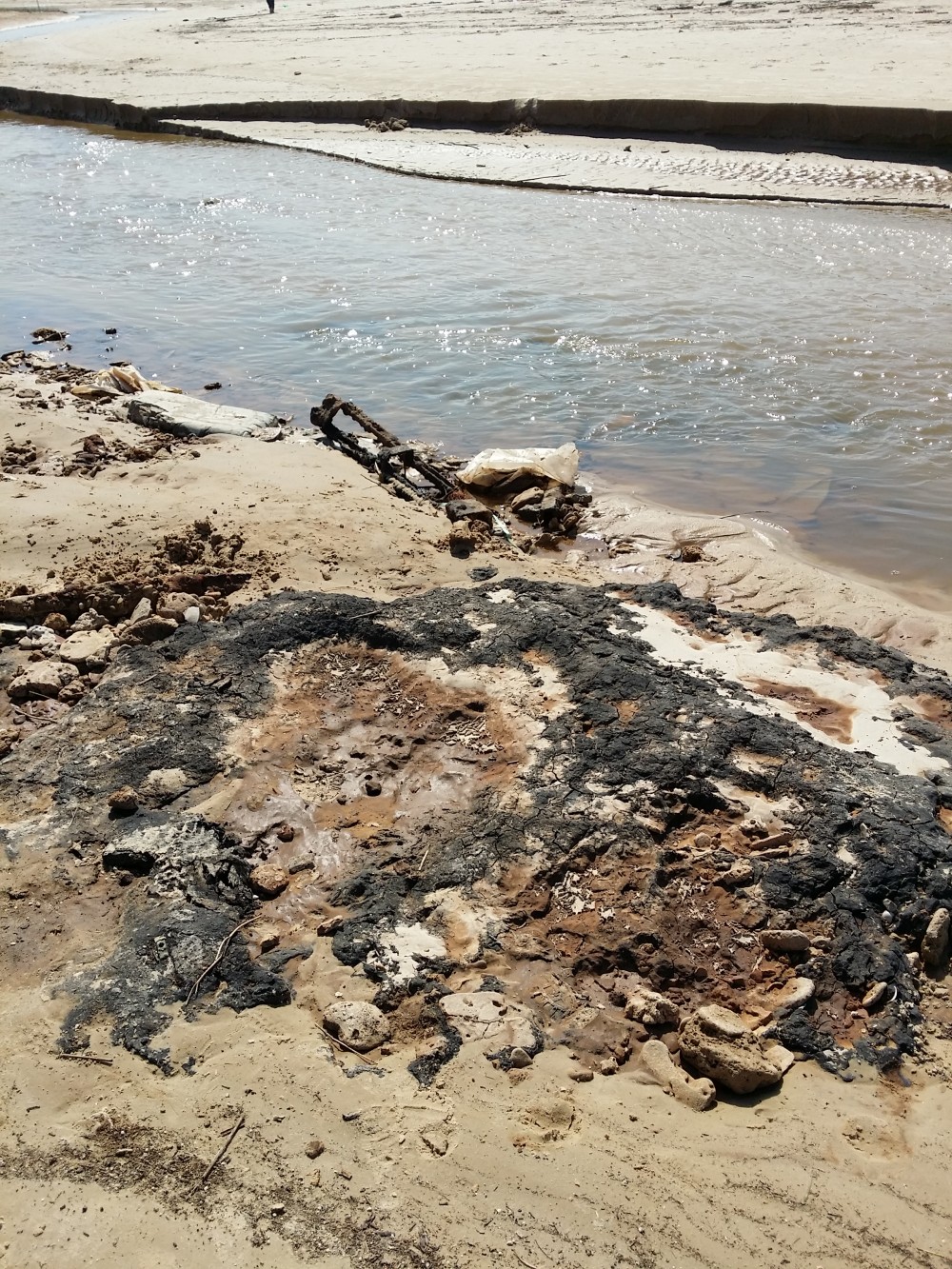 Heavily polluted Israeli stream cuts beach in half - Green Prophet