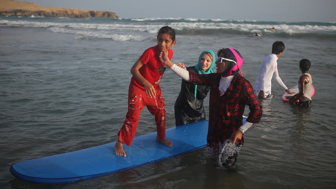 Documentary on Iran's first surfer makes waves for women! - Green Prophet
