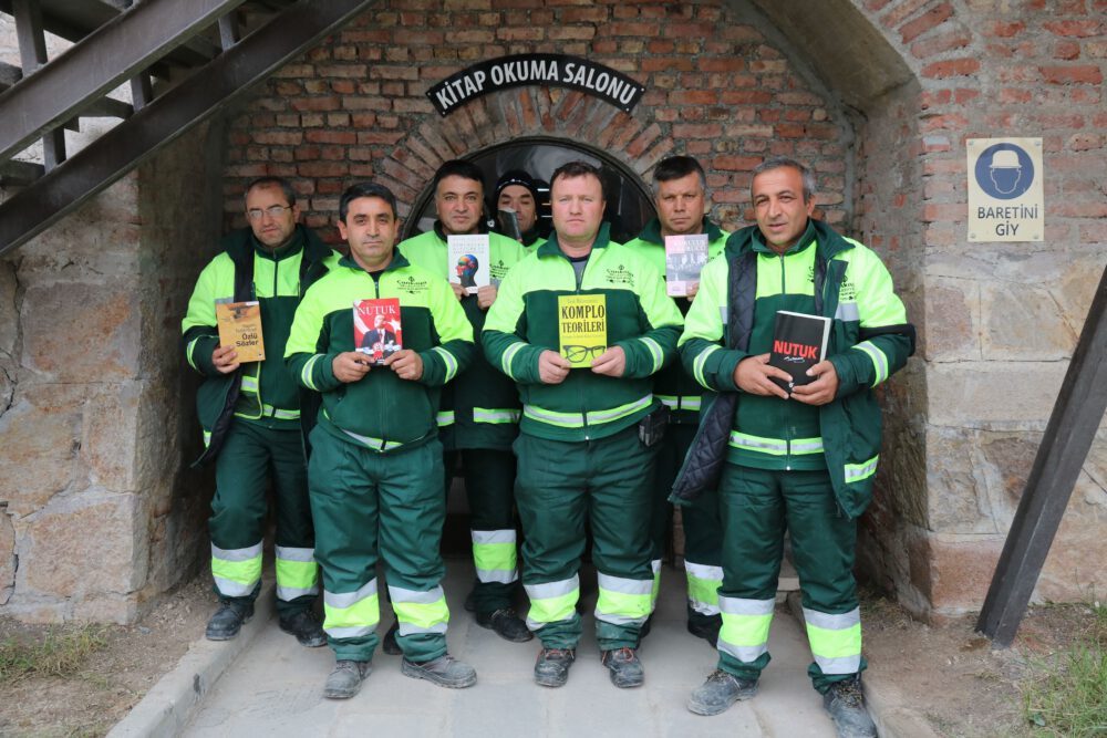 Turkish garbage collectors open library with rescued books - Green Prophet