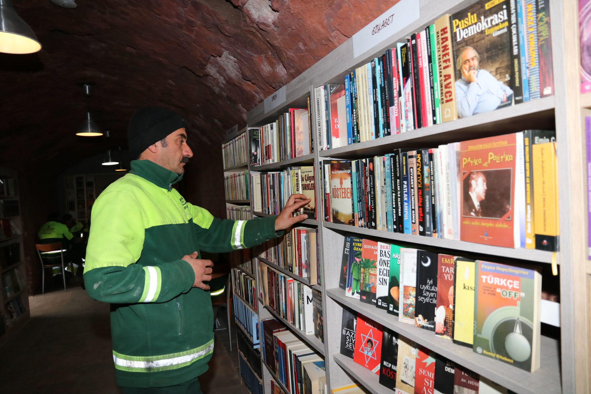 Turkish garbage collectors open library with rescued books - Green Prophet