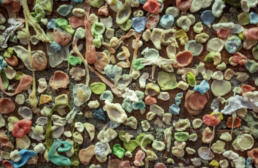 Chewing gum releases thousands of bits of microplastics in your mouth ...