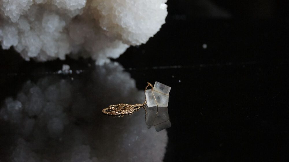 She makes Dead Sea Diamonds and farms crystals for ion powers - Green ...